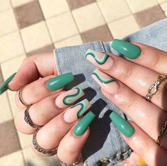 20+ Stunning Squiggle Nail Design Ideas 2024