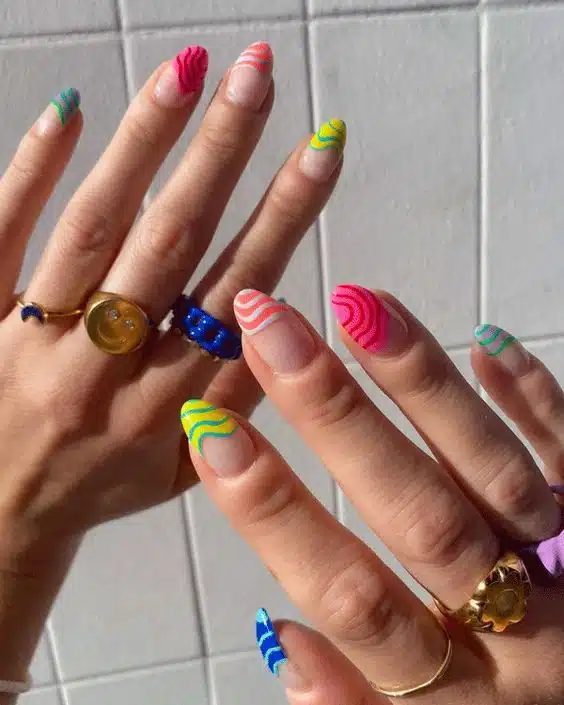 20+ Stunning Squiggle Nail Design Ideas 2024